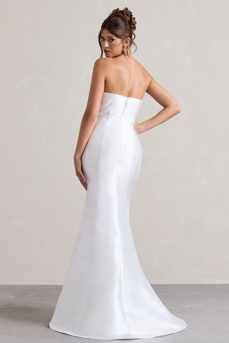 Define Robe longue en satin blanc avec décolleté asymétrique et queu ...